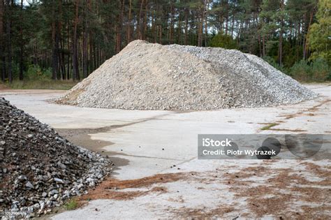 콘크리트 광장에 모래 더미 건축 재료의 구성에 대 한 자료의 수입니다 가 계절입니다 0명에 대한 스톡 사진 및 기타 이미지 0명 건설 산업 건설 현장 Istock