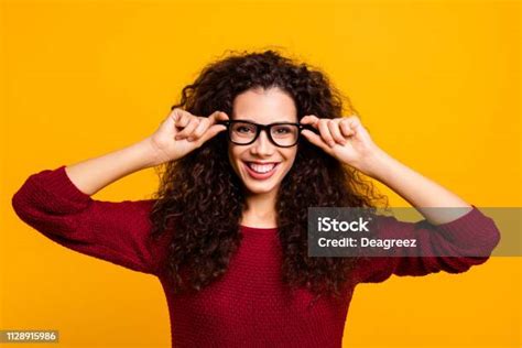안경 레이저 교정 밝은 선명한 빛 배경 위에 절연 감동 그녀의 그녀가 좋은 귀여운 매력적인 명랑 한 명랑 한 긍정적인 물결 머리 스런 대학 교사 선생님의 클로 우즈 업