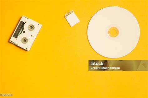 콤팩트 디스크 그리고 노란색 배경에 메모리 카드입니다 디지털 비디오 카세트입니다 복사 공간 0명에 대한 스톡 사진 및 기타
