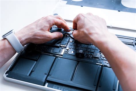 Pc 수리 유지 보수 엔지니어 지원 하드웨어 기술 배경에 노트북컴퓨터 기술자 서비스 개발자 납땜 전자 구성 요소 깨짐에 대한 스톡 사진 및 기타 이미지 Istock