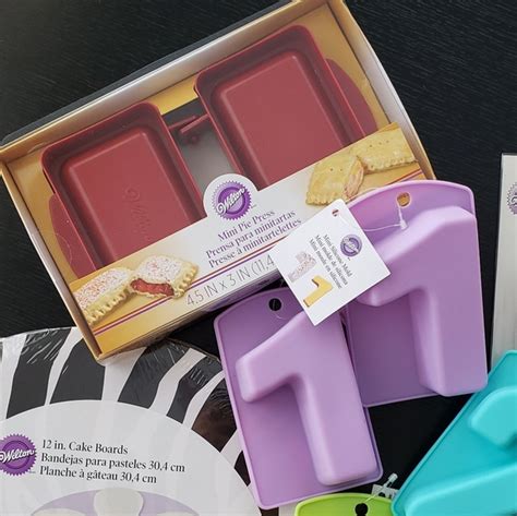 Wilton Kitchen Wilton Bakeware 4pc Set Poshmark