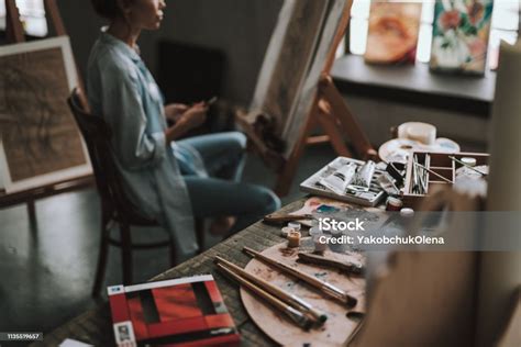 테이블에 누워 예술 스튜디오와 예술 용품에 여자 그리기 가정의 방에 대한 스톡 사진 및 기타 이미지 가정의 방 기민 기술 Istock