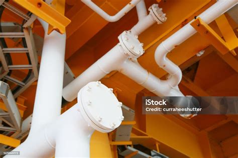 생산을위한 석유 및 가스 플랫폼의 파이프 라인 자동화 시스템에 의한 석유 및 가스 공정 및 제어 석유 및 가스 산업의 운영자 제어 제품 0명에 대한 스톡 사진 및 기타