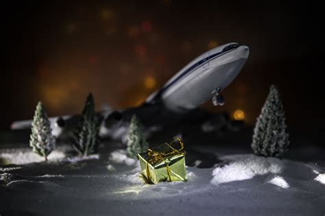 메리 크리스마스와 행복한 새해 나무 배경에 겨울 여행을위한 여행 개념 배경 복사 공간 비행기 상단보기와 함께 여행 2020년에 대한 스톡 사진 및 기타 이미지 Istock