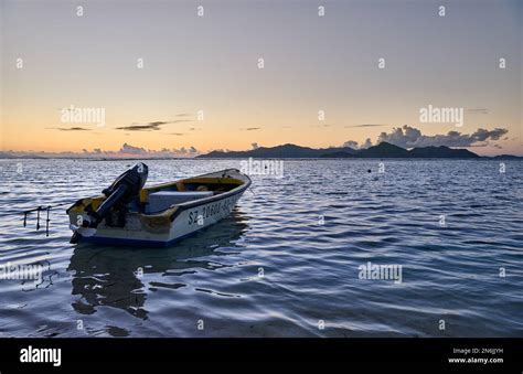 Kleine Boote Auf Dem Meer Vor Sonnenuntergang Auf La Digue Seychellen