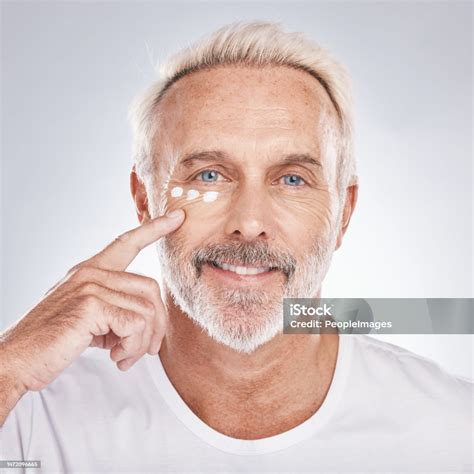 스킨케어 뷰티 및 미용 웰빙 및 피부과를 위한 흰색 배경에 크림을 가진 노인 화장품 몸단장 및 노인 남성 노화 방지 미용 제품 페이셜 트리트먼트 및 로션 성년 남자에 대한