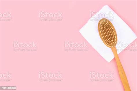 파스텔 핑크 배경에 욕실 액세서리입니다 보기 상위 공간을 복사 합니다 솔 수 세미 수건 로션 크림 펜스 0명에 대한 스톡 사진 및 기타 이미지 Istock