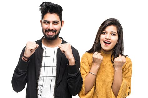 사람 행복 승리 승리 성공과 행운 젊은 인도 커플 남자와 여자는 예 외치고 회색 배경에 고립 된 주먹을 움켜 쥐어 주며 흥분과 기쁨을 표현합니다 남자 친구에 대한 스톡 사진