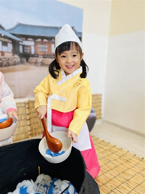 박 영주 숲놀이터 대장 빵주샘 사랑한다면 솔방울 꽃다발 💐 원 주변에 솔방울이 많이 떨어져 있어요 아이들과 함께 주워온 솔방울로 사랑을 전해봅니다 준비물