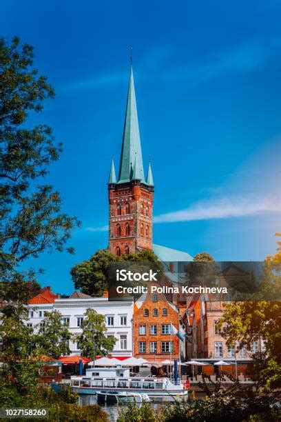 교회 탑 첨탑과 강 Trave Luebeck 독일의 오래 된 마을에서 있는 북부 독일의 전통적인 벽돌 건물의 보기 슐레스비히홀슈타인 주에 대한 스톡 사진 및 기타 이미지