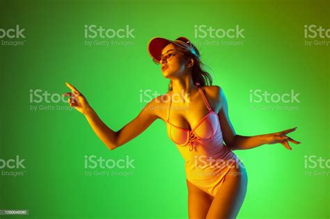 네온 빛에 그라데이션 스튜디오 배경에 고립 된 세련된 수영복의 아름다운 소녀 여름 리조트 패션 및 주말 컨셉 감정에 대한 스톡 사진 및 기타 이미지 Istock