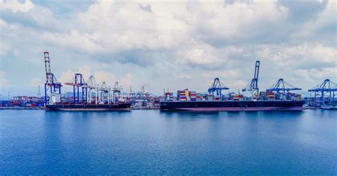 컨테이너 선창 크레인 선적 항구 선적 컨테이너 상자 수출입 상업 무역 비즈니스 물류 및 국제 운송을 기다리는 항구의 화물선 및 트럭 사진 Unsplash의 산업 이미지