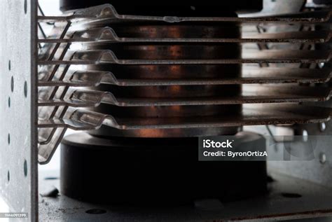 마이크로파 내부 부품 고장 손상된 예비 부품 산업 폐기물 일일 오염 기술 세부 사항 광물 사용 0명에 대한 스톡 사진 및 기타 이미지 Istock