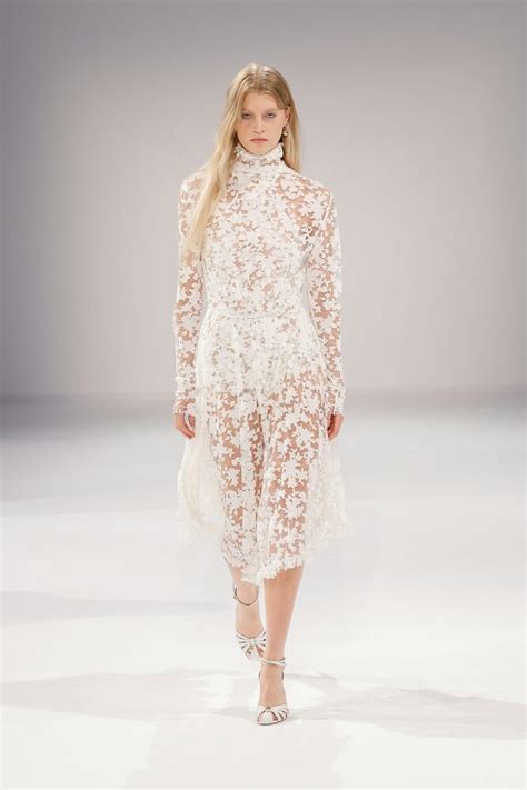 2024 წლის სკოლის გამოსაშვები საღამოს ყველაზე მოთხოვნადი კაბები და იდეები რომლებიც შესაძლოა