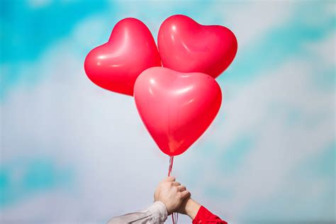 파란색 파스텔 색상의 하늘 배경에 하트 모양의 세 개의 빨간 풍선을 들고있는 남자와 여자의 손 발렌타인 데이의 개념 2명에 대한 스톡 사진 및 기타 이미지 Istock