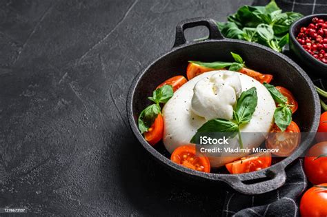 바질 잎과 토마토를 곁들인 이탈리안 버팔로 부라타 치즈 카프리스 샐러드 검은 색 배경 맨 위 보기입니다 공간을 복사합니다 부라타에 대한 스톡 사진 및 기타 이미지 Istock