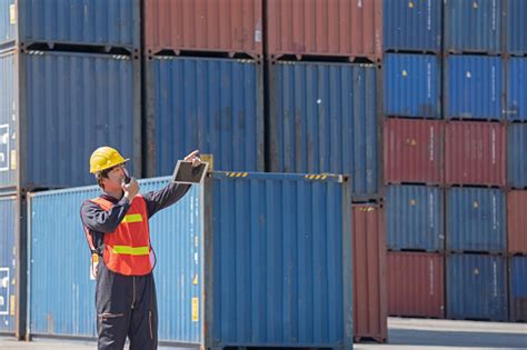 포먼 제어 수입 수출화물화물 선박에서 컨테이너 상자를 적재 포먼 제어 산업 컨테이너화물화물 선 비즈니스 수입 및 수출 물류 개념 건설 산업에 대한 스톡 사진 및 기타 이미지