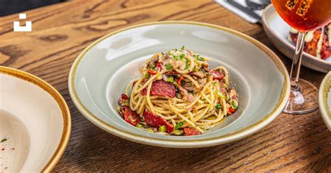 테이블 위에 스파게티 한 접시와 와인 한 잔 사진 Unsplash의 무료 음식 이미지