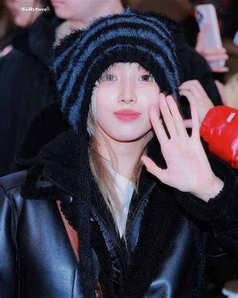 Nmixx Jiwoo 에스콰이어 1월호 스페셜 프로젝트 만 스무 살을 맞이한 지우가 사랑스러운 에디튜드와 밝은 에너지로 첫 개인 화보를 장식했어요 더 많은 화보는