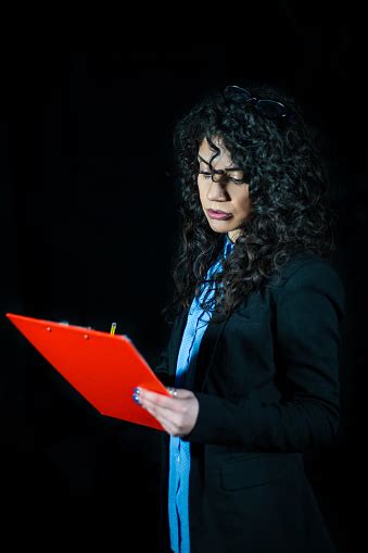 매력적인 절연된 웃는 비즈니스 여자 그녀의 손에 있는 문서와 함께 검은색에 대한 스톡 사진 및 기타 이미지 검은색 검정 머리 경영자 Istock