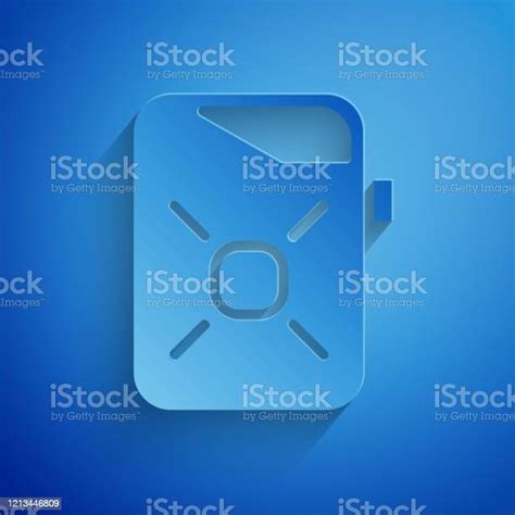 파란색 배경에 격리 된 모터 기계 오일 아이콘용 용지 절단 캐니스터 오일 갤런 오일 변경 서비스 및 수리 엔진 오일 기호입니다 종이 아트 스타일입니다 벡터 일러스트레이션 0