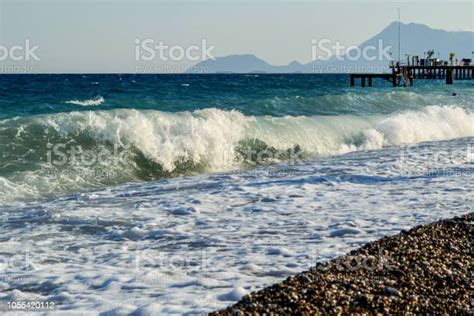 Malam Laut Badai Ombak Berbusa Besar Menghantam Pantai Kerikil Foto