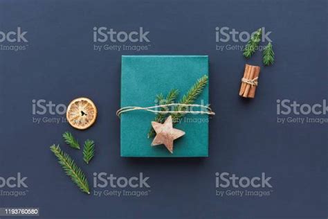 제로 폐기물 크리스마스 개념 크리스마스 선물 주위에 공예 종이와 자연 장식에 싸여 탑 뷰 엑스마 사진 0에 대한 스톡 사진 및 기타 이미지 Istock