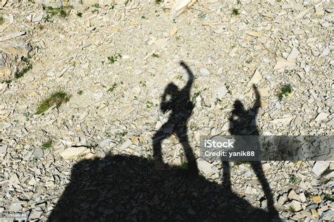 승리와 성공에 대 한 비명 소리는 최대 제기 손으로 오르막 지구에 사진 작가의 두 그림자 오르막 길을 걷는 두 사람의 실루엣 산에 대한 스톡 사진 및 기타 이미지 Istock