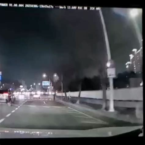 보배드림 아줌마 3명이 좌회전 1차로에 불법주차하더니 내립니다 사이드미러 보시면 접혀있는 불법주차 맞습니다 어떻게 좌회전