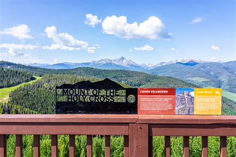 콜로라도 산봉우리의 하이킹 트레일 표지판과 성십자가 황무지 산 표지판이 있는 스키 리조트의 여름 0명에 대한 스톡 사진 및 기타 이미지 Istock