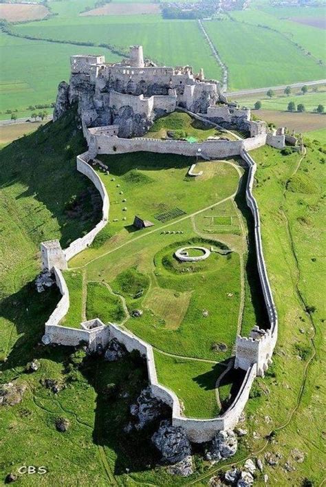 Les ruines du château de Spiš sont situées à l'est de la Slovaquie ...