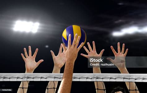 배구 스파이크와 밝은 스포트라이트 아래 네트 위로 손을 막는 클로즈업 배구에 대한 스톡 사진 및 기타 이미지 배구 발리 슛 스포츠 손 Istock