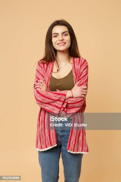 캐 쥬얼 옷 카메라를 찾고 웃는 젊은 여자의 초상화 손을 잡고 스튜디오에서 파스텔 베이 지 배경에 고립 된 교차 사람들은 진심으로 감정 라이프 스타일 개념입니다 복사 공간을