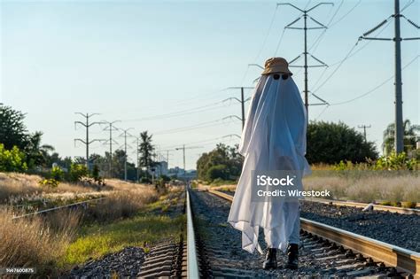 흰색 시트 선글라스 노란 모자를 쓴 재미있는 유령 의상을 입은 사람 공휴일에 대한 스톡 사진 및 기타 이미지 공휴일 귀신 노랑 Istock