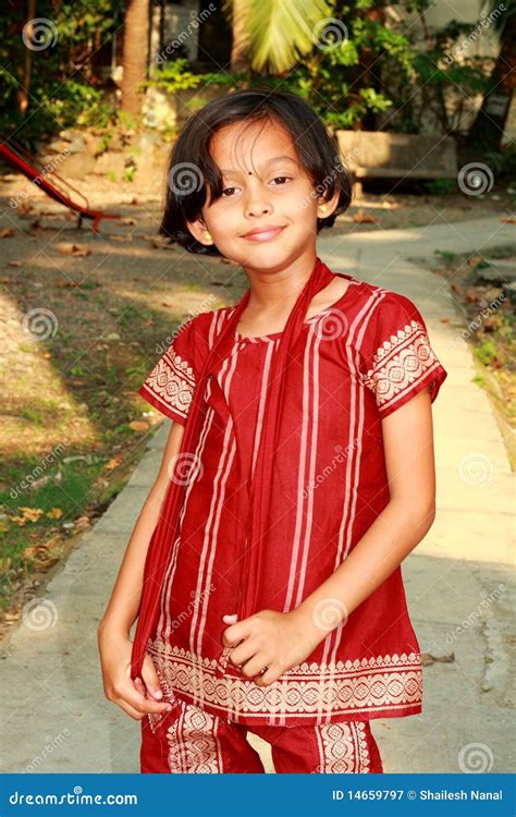 Intelligentes Und Ausdrucksvolles Indisches M Dchen Lizenzfreie Stockfotografie Bild