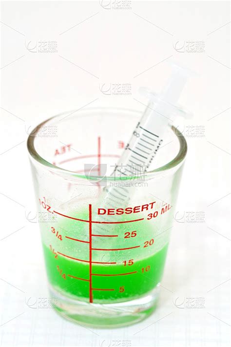 糖浆 健康保健 液体 垂直画幅 人的嘴 玻璃 白色 儿童