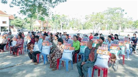 លោកបណ្ឌិត ហ៊ុន ម៉ាណែត និងលោកស្រី ផ្តល់ឧបត្ថម្ភអំណោយជូនប្រជាពលរដ្ឋ ដែលមានជីវភាពលំបាកខ្វះខាត