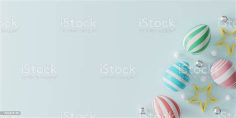밝은 파란색 배경에 부활절 달걀포스터 인사말 카드 및 배너 템플릿 맨 위 보기입니다 플랫 레이 텍스트 공간을 사용할 수 있습니다 3d 일러스트레이션 3차원 형태에 대한 스톡