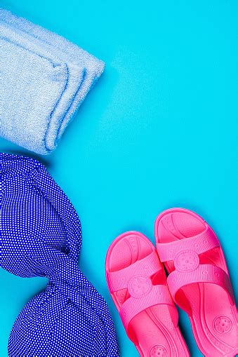슬리퍼 수영복 파란색 파스텔 배경에 수건 휴식 여행 맨 위 보기 공간을 복사합니다 플랫 레이 0명에 대한 스톡 사진 및 기타 이미지 Istock