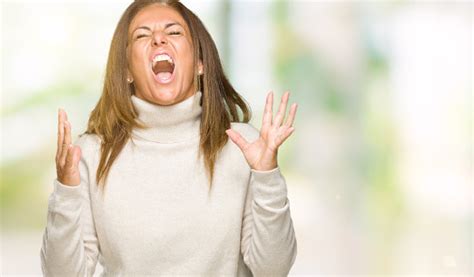 아름 다운 중 년 성인 여자 격리 된 배경 미친 미친 소리 고 적극적인 식와 팔 제기 함 이상의 겨울 스웨터를 입고 좌절