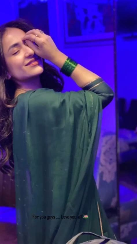 Yumna Zaidi Treats Fans With Elegance Filled Pictures In Dark Green