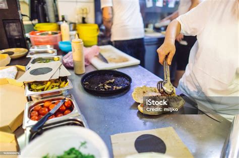 패스트 푸드 레스토랑의 주방에서 일하고 배달을 위해 음식을 준비하는 사람들 40 44세에 대한 스톡 사진 및 기타 이미지 40 44세 건강에 좋지 않은 음식 고기