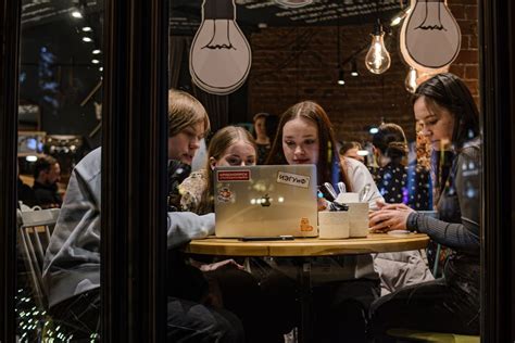 카페에서 노트북으로 작업하는 친구들 · 무료 스톡 사진