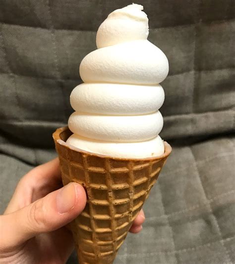 고깔 끝까지 ‘달콤부드러운 아이스크림이 가득 찬 일본 세븐일레븐 ‘바닐라 와플 콘