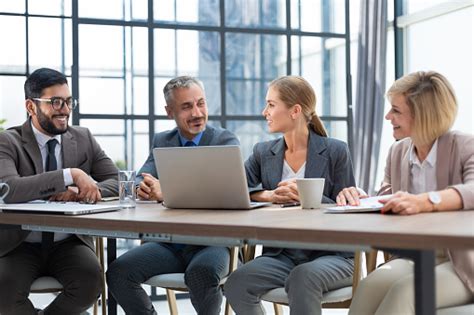 사무실에서 아이디어와 계획 작업을 논의하는 비즈니스 파트너 그룹 4 명에 대한 스톡 사진 및 기타 이미지 4 명 50 54세 계획 Istock