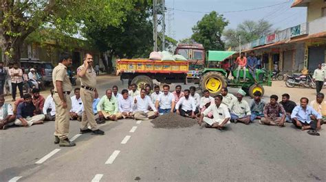 Farmers Dharna భగ్గుమన్న రైతన్నలు ధాన్యంతో తొగుట మార్కెట్ ముందు రాస్తారోకో Namasthe Telangana