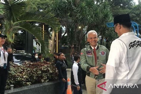 Ganjar-Mahfud kompak kenakan jaket bomber ala "Top Gun" - ANTARA News ...