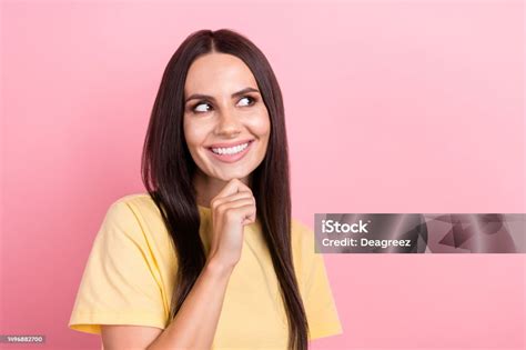 사려 깊은 꿈꾸는 여자의 사진 노란색 티셔츠 팔 턱 빈 공간을 찾고 고립 된 분홍색 배경 30 34세에 대한 스톡 사진 및 기타 이미지 30 34세 T 셔츠 갈색