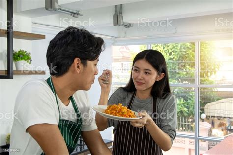 쾌활 한 액션 레이디에 앞치마에 귀여운 행복 한 커플의 초상화는 사람이 맛 마 카로 니의 아침 식사 후 현대 부엌에서 요리 하 고 좋은 시간을 보내고 2명에 대한 스톡 사진