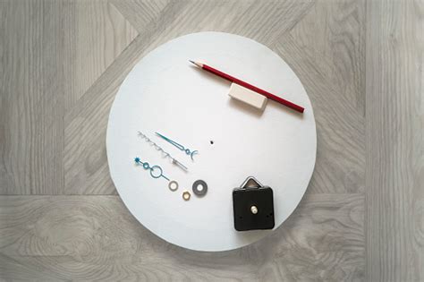 선틀글 드로잉 패턴의 기술로 캔버스에 Diy 라운드 월 시계에 대한 단계별 지침 단계 1 재료 나무 베이스 연필 지우개 시계 손 회색 배경에 시계 공간을 복사합니다 벽
